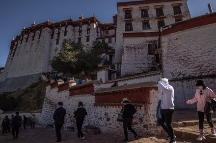 Tourists Visit Potala Palace Lhasa Tibet Editorial Stock Photo - Stock ...