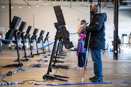 Blind Voter Uses Keypad Headphones Fill Editorial Stock Photo - Stock ...