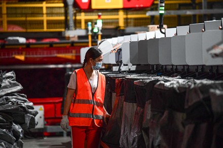 Employee Works Express Distribution Center Delivery Editorial Stock ...