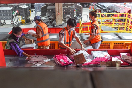 Employees Work Express Distribution Center Delivery Editorial Stock ...