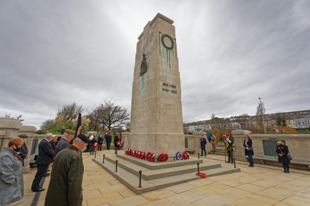 __COUNT__ imágenes de Armistice Day at the cenotaph in Swansea, Wales ...