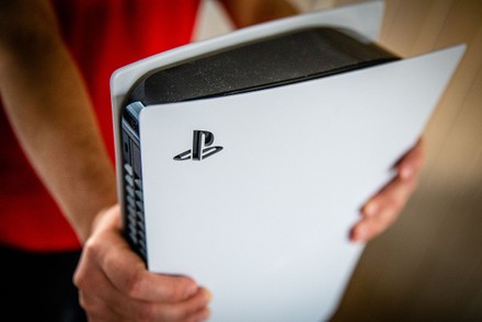 250 Ps5 console Stock Pictures, Editorial Images and Stock Photos ...