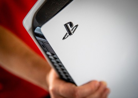 250 Ps5 console Stock Pictures, Editorial Images and Stock Photos ...