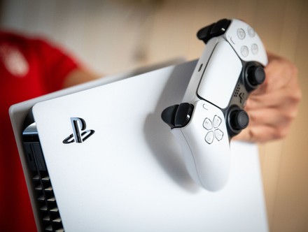 250 Ps5 console Stock Pictures, Editorial Images and Stock Photos ...