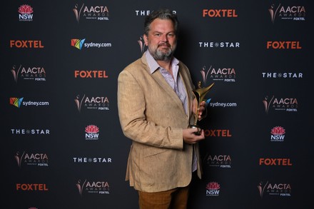 fotos de Film Director Ivan Omahoney Poses Award - Foto de stock de ...