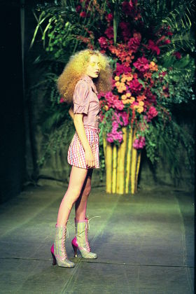 4 London fashion week scarlett lizzy lizzie dame Stock Pictures ...