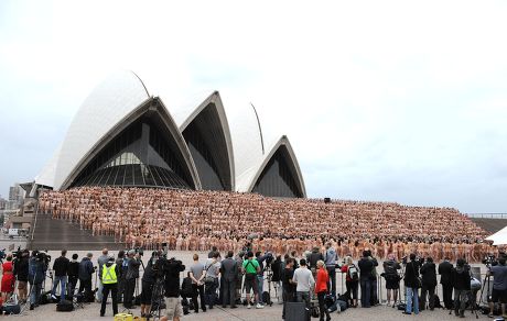 foto voor Spencer Tunick Gives Instructions Members Public ...