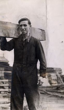 Footballer Billy Linacre Working Derbyshire Carriage Editorial Stock ...