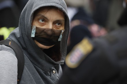 Protester Wearing Meshfacemask Confronts Police Officer Editorial Stock ...
