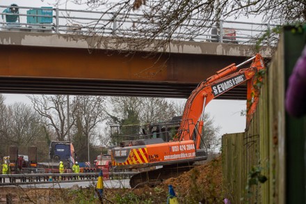 __COUNT__ imágenes de Datchet Road bridge demolition M4 Smart Motorway ...