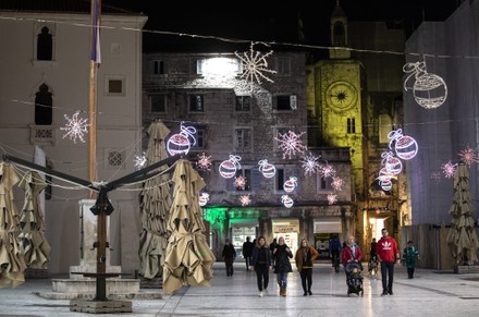 imágenes de Christmas decorations, Split, Croatia - 12 Dec 2020 ...