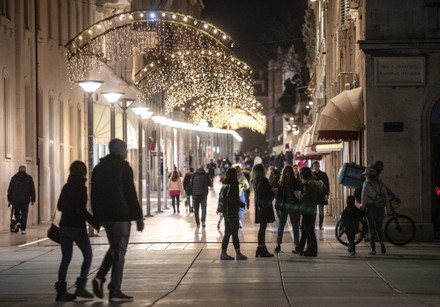 imágenes de Christmas decorations, Split, Croatia - 12 Dec 2020 ...