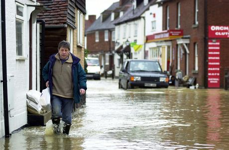 Flooding Yalding Kent Flood Victims Yalding Editorial Stock Photo ...