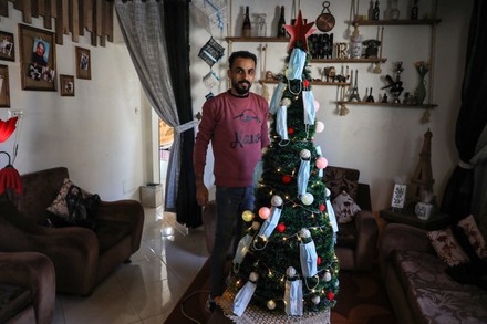 Palestinian Artist Wissam Farhat Decorates Christmas Editorial Stock ...