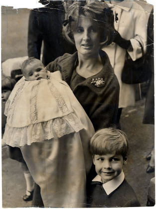 Lady Annabel Birley Holds Her Daughter: redaktionellt stockfoto ...