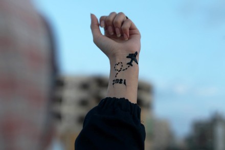 __COUNT__ imágenes de Palestinian artist Nour Abu Hada, applies henneh ...