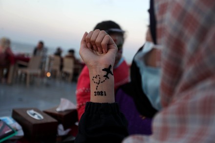 __COUNT__ imágenes de Palestinian artist Nour Abu Hada, applies henneh ...