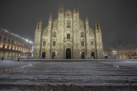 Snowfall in Milan, northern Italy - 28 Dec 2020 Stock Pictures ...