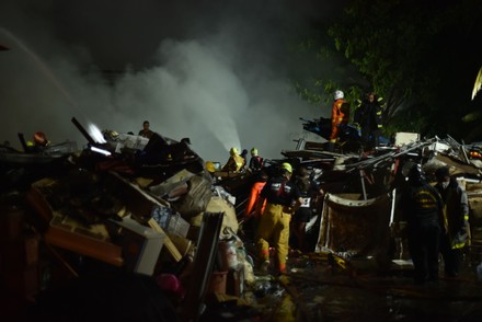 Firefighters Disaster Relief Volunteers Help Mobilize Editorial Stock ...