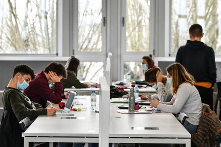 __COUNT__ imágenes de Gabriel Attal meets students, Bordeaux, France ...