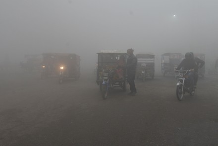 Dense fog on a cold winter morning in Lahore, Punjab, Pakistan - 15 Jan ...