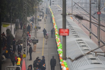 View Hazrat Niazmuddin Kevadia Express Train Editorial Stock Photo ...