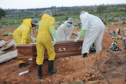 Funeral Parlour Workers Carry Coffin Burial Editorial Stock Photo ...