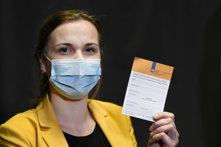 General Practitioner Shows Her Vaccination Certificate Editorial Stock ...