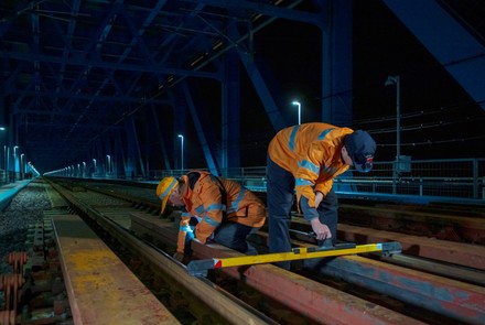 Maintenance Workers Inspect Shanghainantong Railwayexpressway Bridge ...