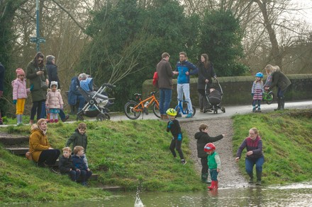 Locals Come Look Flooding Cookham Flood Editorial Stock Photo - Stock ...