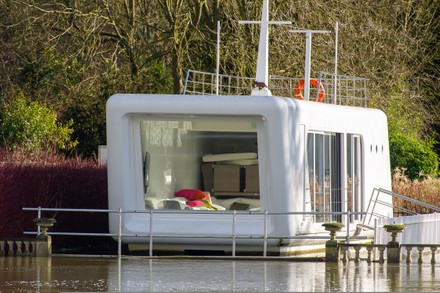 Floating Home On River Thames Flood Editorial Stock Photo - Stock Image ...