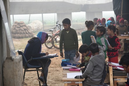 Underprivileged Children Study Improvised Classroom Set - Foto de stock ...