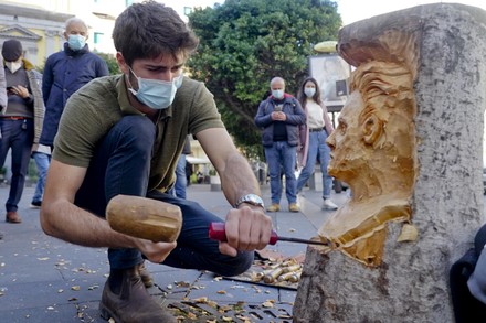 Public Art sculptor carves face in tree trunk in Naples, Italy - 11 Feb ...