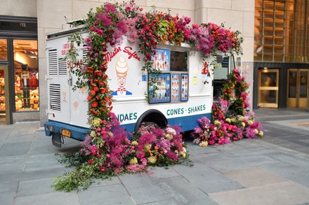 Valentines Day Flower Flash, New York, USA - 12 Feb 2021 Stock Pictures ...