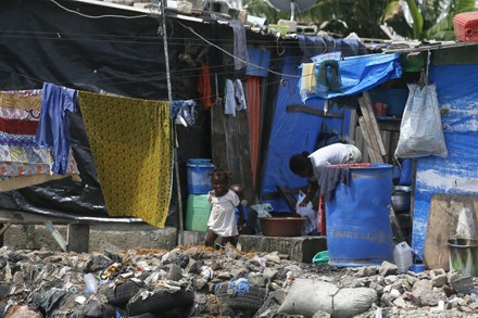 Man Stand Slum Abidjan Ivory Coast - Foto de stock de contenido ...