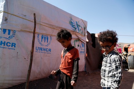 Yemens Internally Displaced Children Stand Outside Editorial Stock ...
