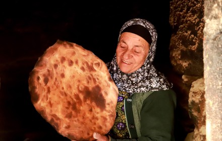imágenes de Two elderly Palestinian, Jazia Abu Kabbash, 80, and Ghazlan ...