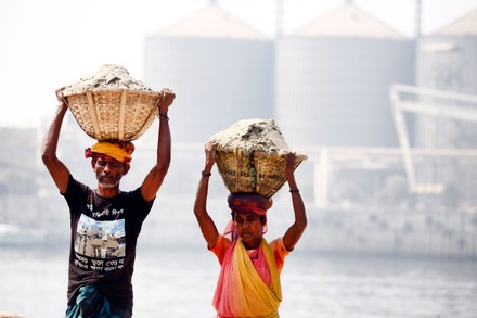 Day labor in Bangladesh, Narayanganj - 26 Feb 2021 Stock Pictures ...