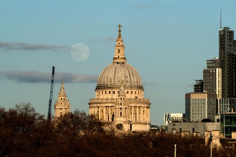 Snow Moon, London, UK - 26 Feb 2021 Stock Pictures, Editorial Images ...
