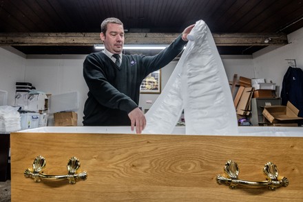 Daniel Young Apprentice Embalmer Prepares Coffin Editorial Stock Photo ...