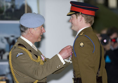 imágenes de Prince Charles presents flying badges, Army Aviation Centre ...