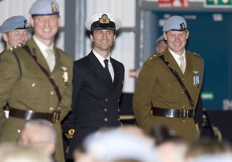 imágenes de Prince Charles presents flying badges, Army Aviation Centre ...