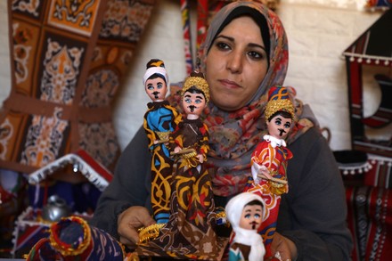 Palestinian Woman Makes Traditional Ramadan Lanterns Editorial Stock ...