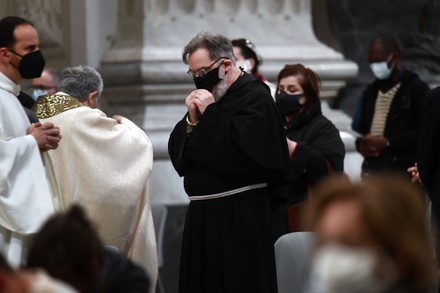 Friar Takes Eucharist Wearing Protective Face Redakčních stock ...