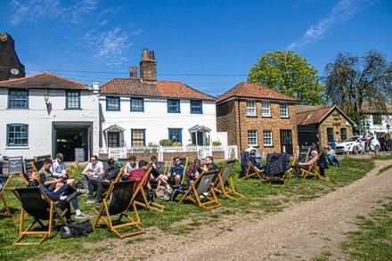 People enjoy the sunshine on the first weekend of easing of ...