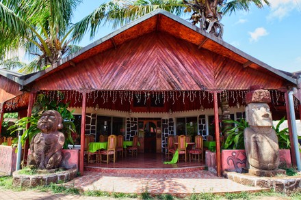 Moai Statues Outside Restaurant Small Town Editorial Stock Photo ...
