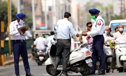 Traffic Police Issuing Fine Motorist Ciolating Editorial Stock Photo ...