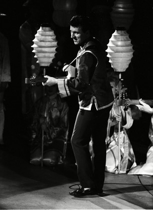 Cliff Richard and The Shadows in Aladdin And His Wonderful Lamp ...