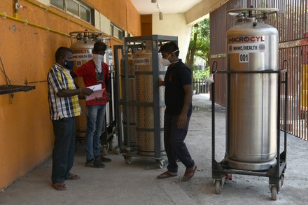 Workers Loading Unloading Empty Refilled Oxygen Editorial Stock Photo ...