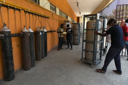 Workers Loading Unloading Empty Refilled Oxygen Editorial Stock Photo ...